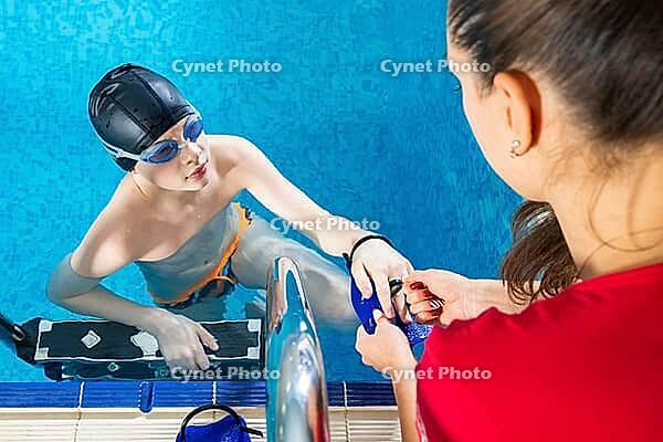 Female Coach In Water Giving preteen boy swimming Lesson[IBR123599546]の ...