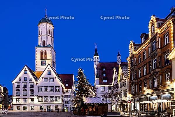 Market square with Christmas tree and Christmas lights with parish ...